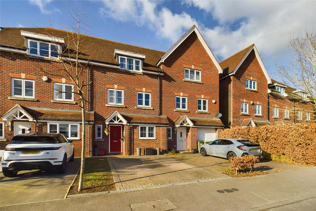 Swift Fields, Bracknell, Berkshire, RG12 5 bed townhouse - £550,000