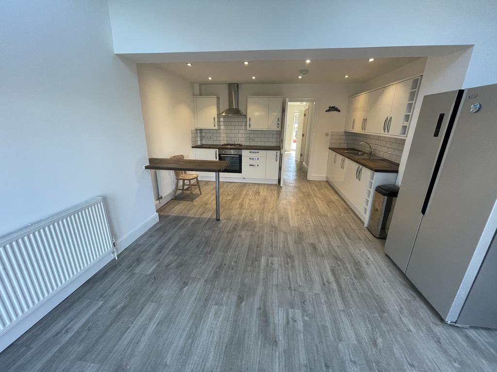 Turkey Street, Enfield EN1 4 bed terraced house - £2,650 pcm (£612 pw)