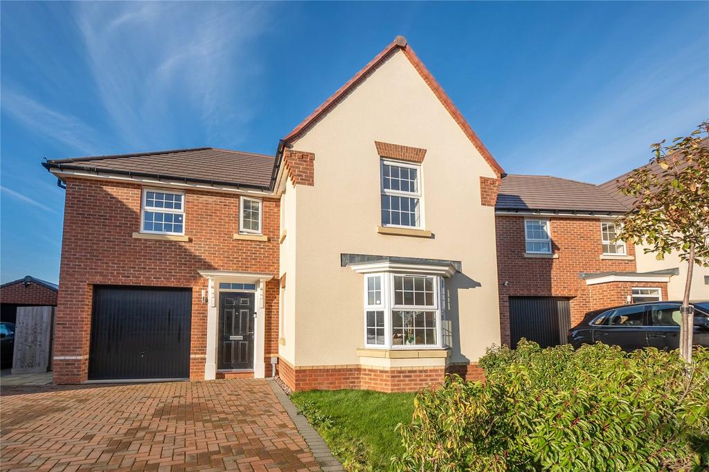 Cranwell Crescent, Eaton Leys MK17 4 bed detached house - £524,000