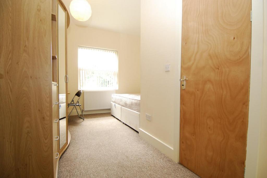 10 Lisson Grove, Plymouth PL4 6 bed apartment - £2,860 pcm (£660 pw)