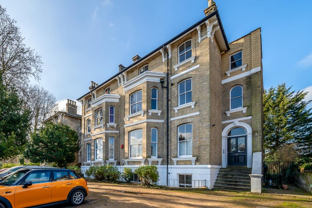 Vanbrugh Park Road West, London SE3 3 bed flat - £2,000 pcm (£462 pw)