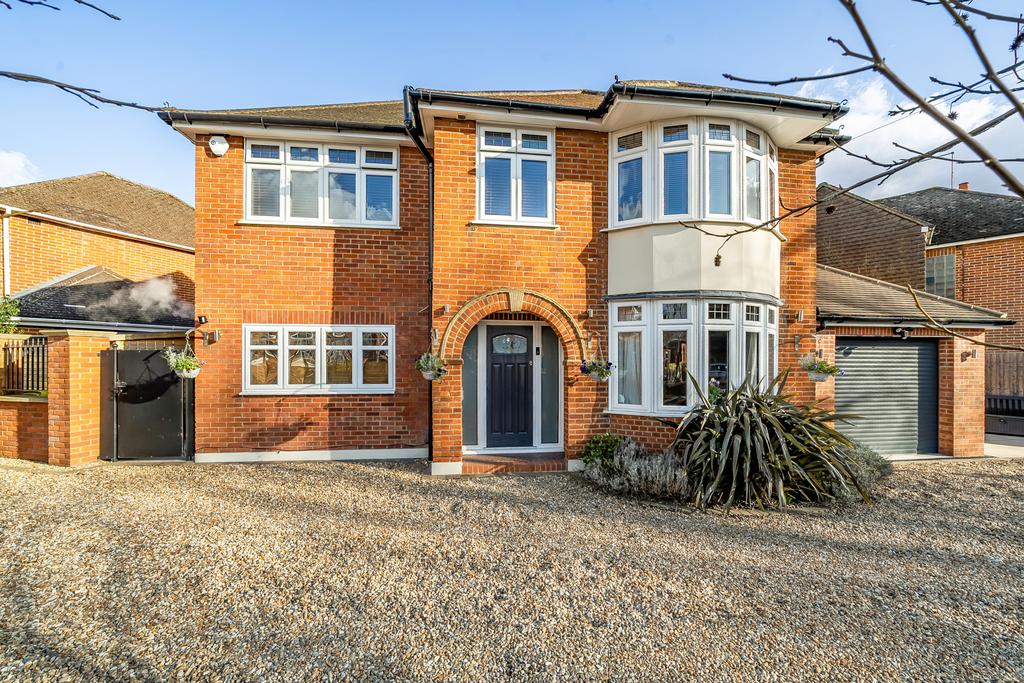Ashley Road, Farnborough, GU14 4 bed detached house - £675,000
