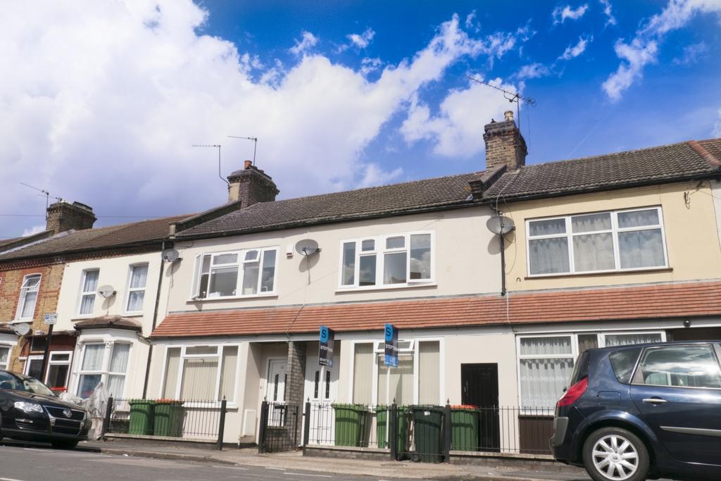 Oakfield Road, London, E6 2 bed flat - £195,000