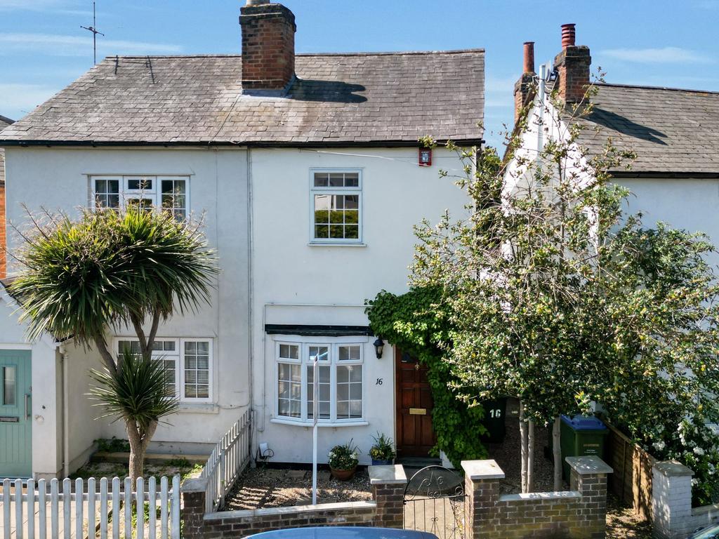 Common Road, Claygate, KT10 2 bed semi-detached house - £450,000