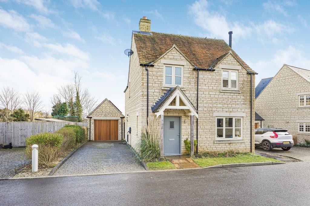 Saxon Way, Fairford, Gloucestershire... 3 bed detached house for sale ...