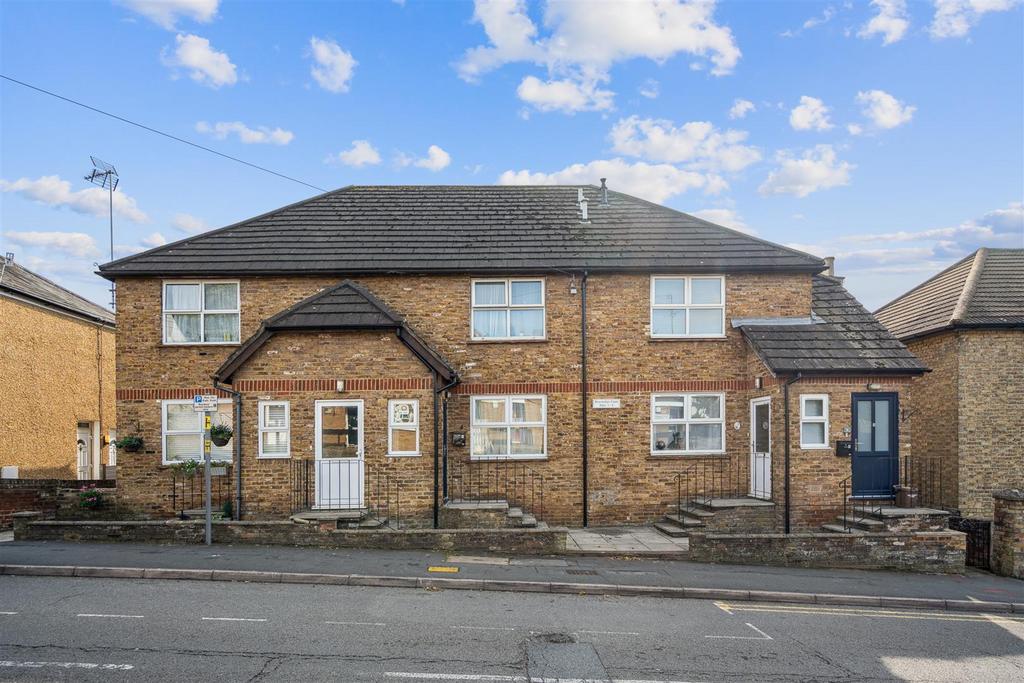 Totteridge Road, High Wycombe HP13 1 bed maisonette - £1,150 pcm (£265 pw)
