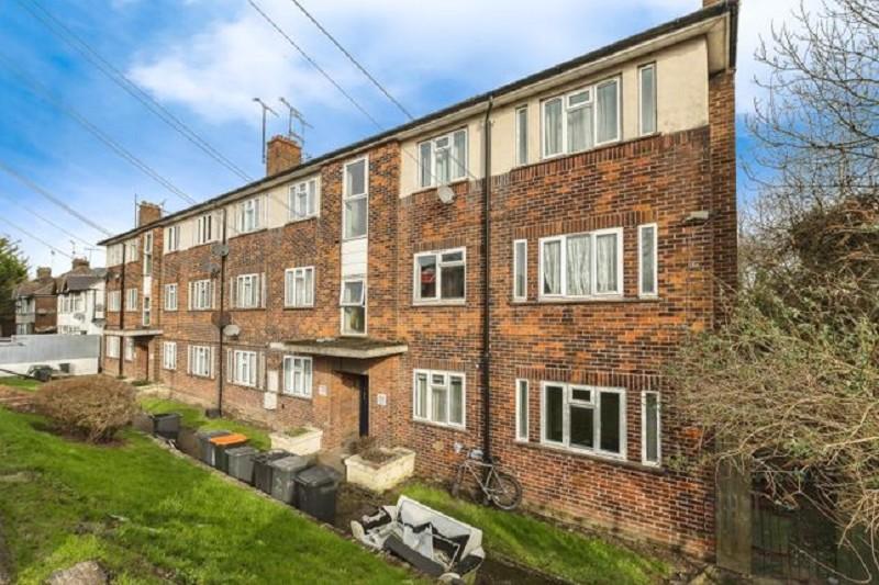 Watling Court, High Street North... 2 bed flat - £950 pcm (£219 pw)