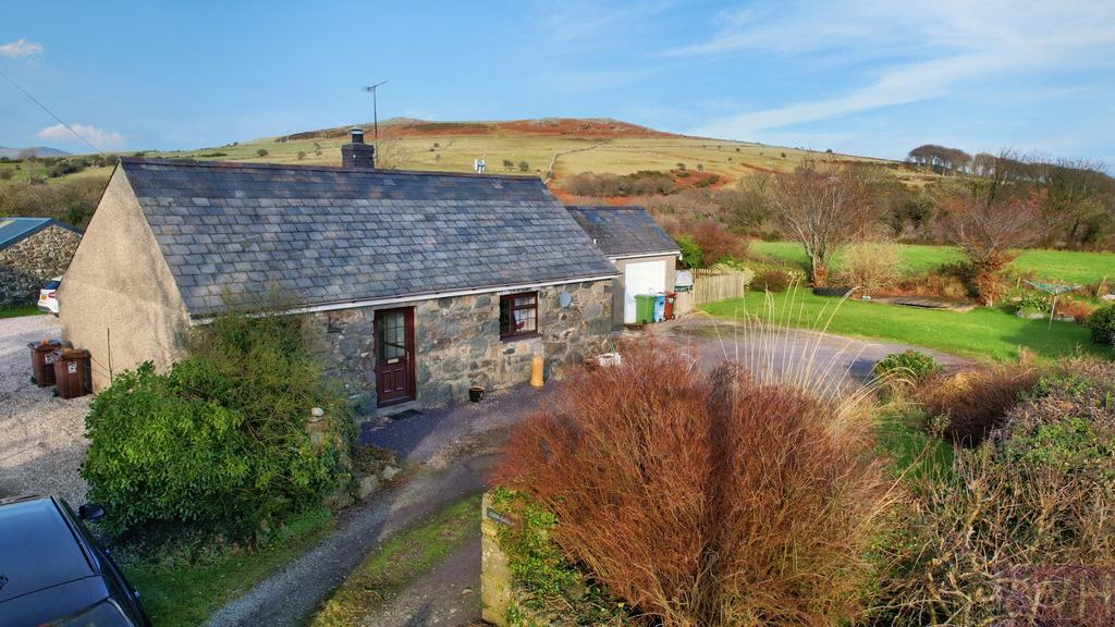 Cefn Gadlas, Llangybi 2 bed detached bungalow - £250,000