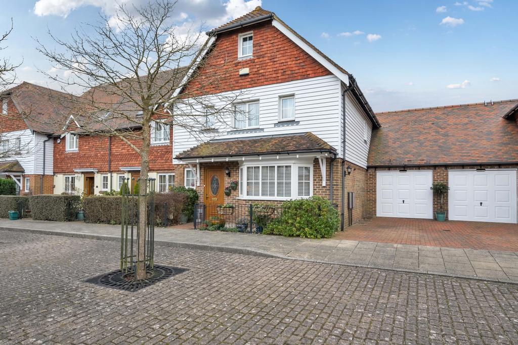 Sandpiper Road, Hawkinge, CT18 3 bed semi-detached house - £400,000
