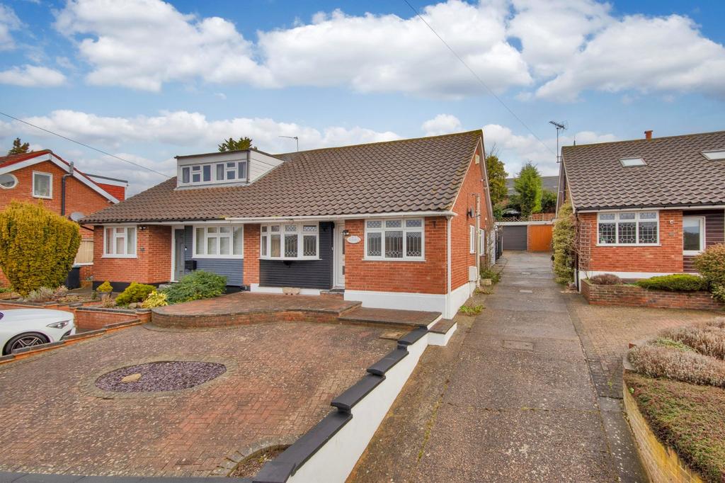 Biddenden Way, Istead Rise... 3 bed bungalow - £390,000