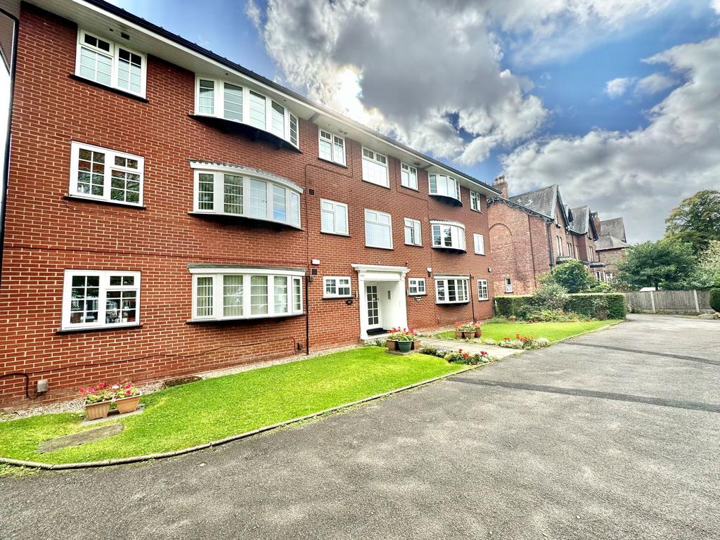 Richmond Court, Gatley Road, SK8 1LX 2 bed apartment for sale - £300,000