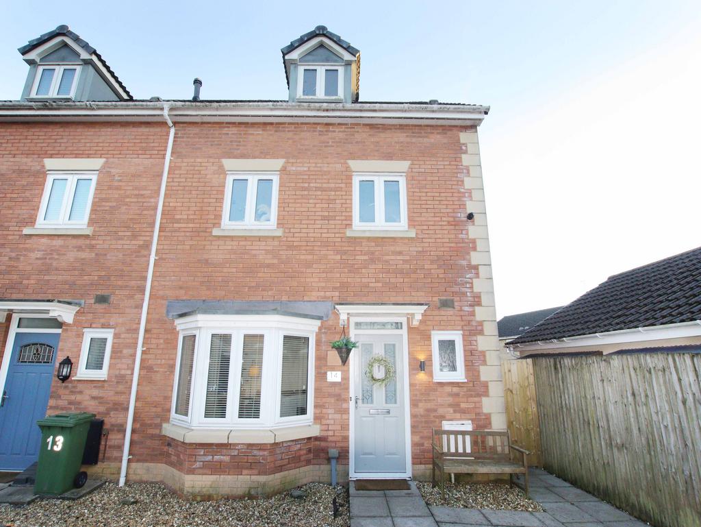 Meadow Drive, Tyla Garw CF72 9FR 4 bed townhouse for sale - £290,000