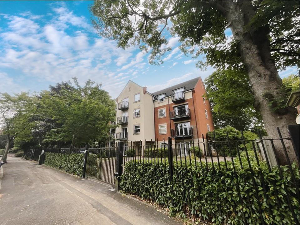 Knighton Park Road, Clarendon Park... 2 bed apartment for sale - £240,000