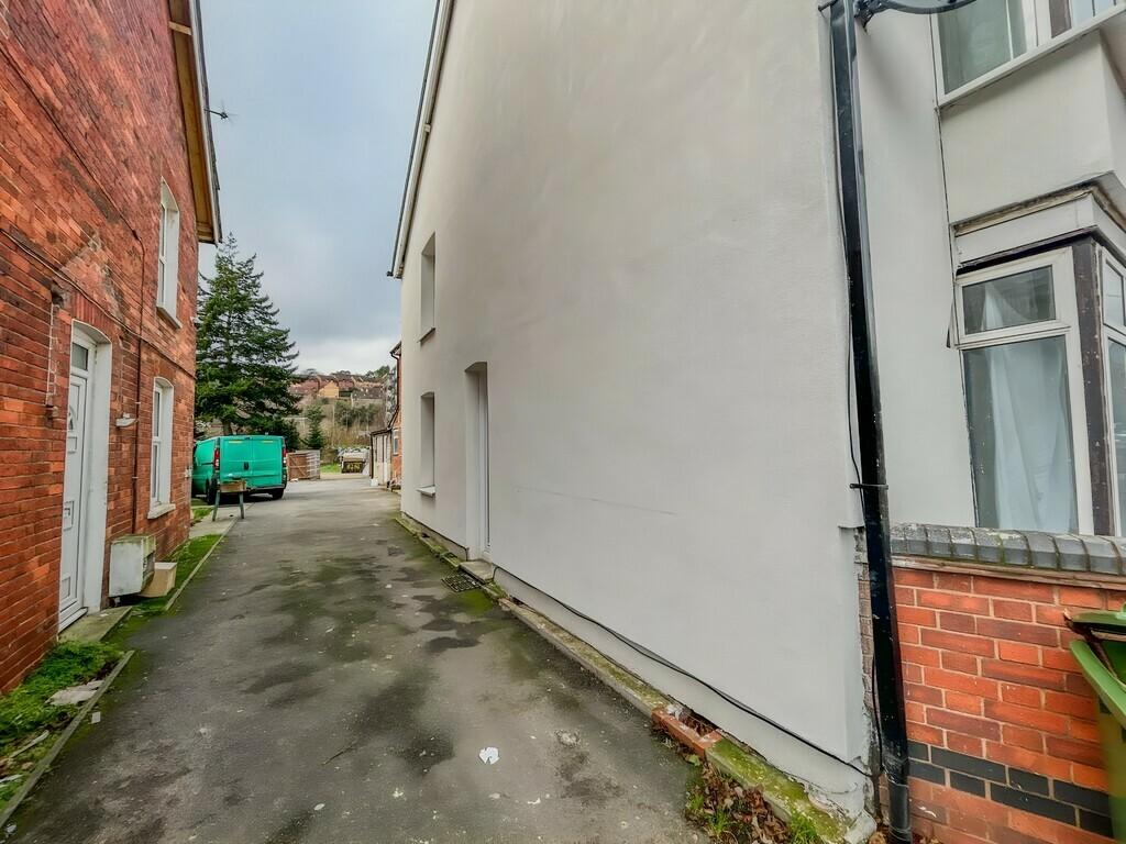 4/5 Bedroom House To Let - HP13 5 bed semi-detached house - £2,100 pcm ...