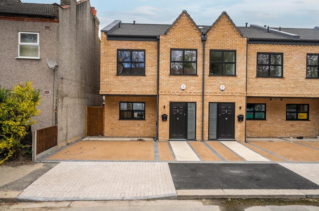 Cambridge Road, London 3 bed end of terrace house for sale - £700,000