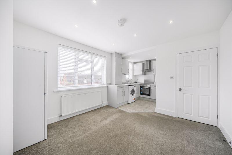 Carter Road, London SW19 2 bed maisonette - £1,800 pcm (£415 pw)
