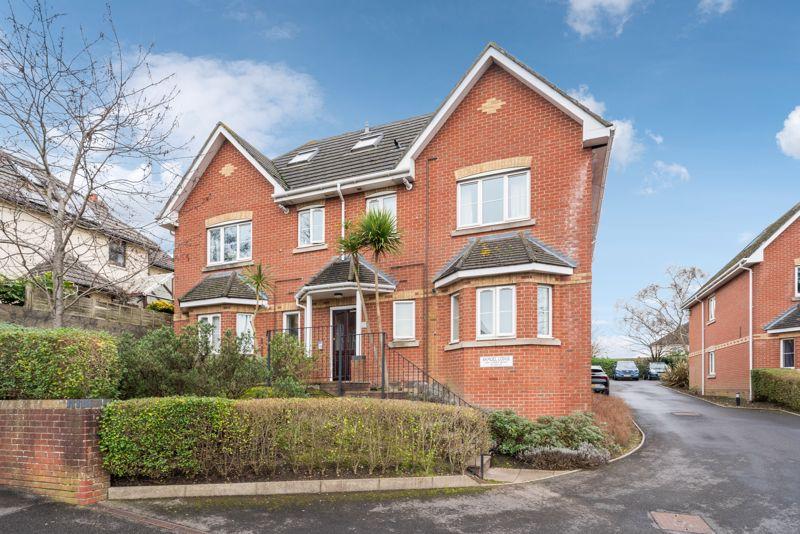 168 Albert Road, Poole BH12 2 bed apartment - £200,000