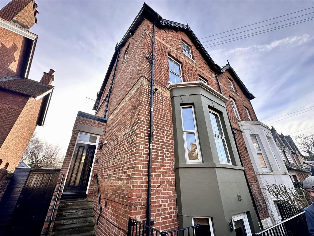 10 Stanley Road, Oxford OX4 1 bed apartment - £995 pcm (£230 pw)