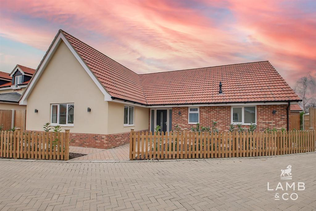 The Meadows, Little Clacton CO16 3 bed detached bungalow - £495,000