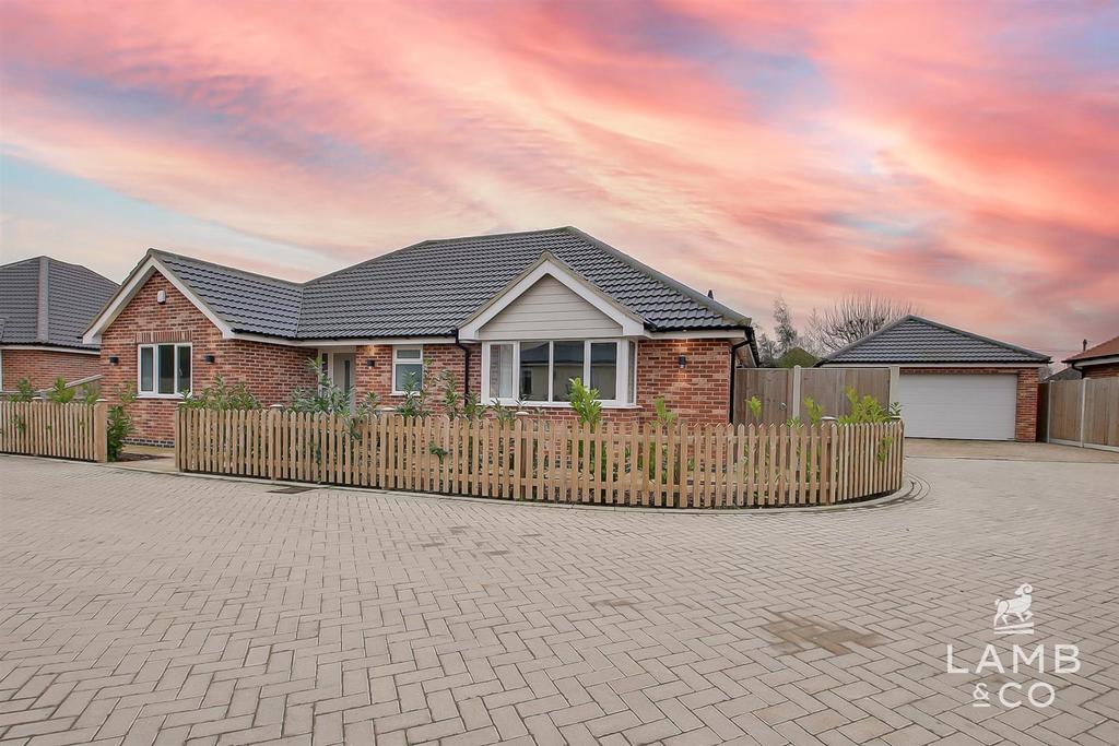 The Meadows, Little Clacton CO16 3 bed detached bungalow - £525,000