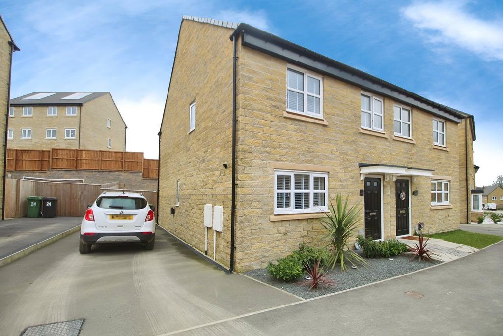 Spindle Walk, West Yorkshire HD2 3 bed semi-detached house - £225,000