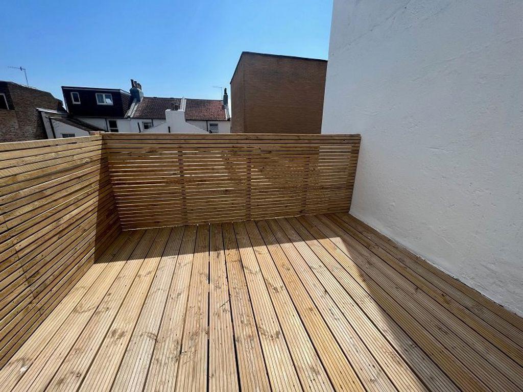 Blatchington Road, Hove, BN3 3YH 2 bed maisonette - £1,600 pcm (£369 pw)