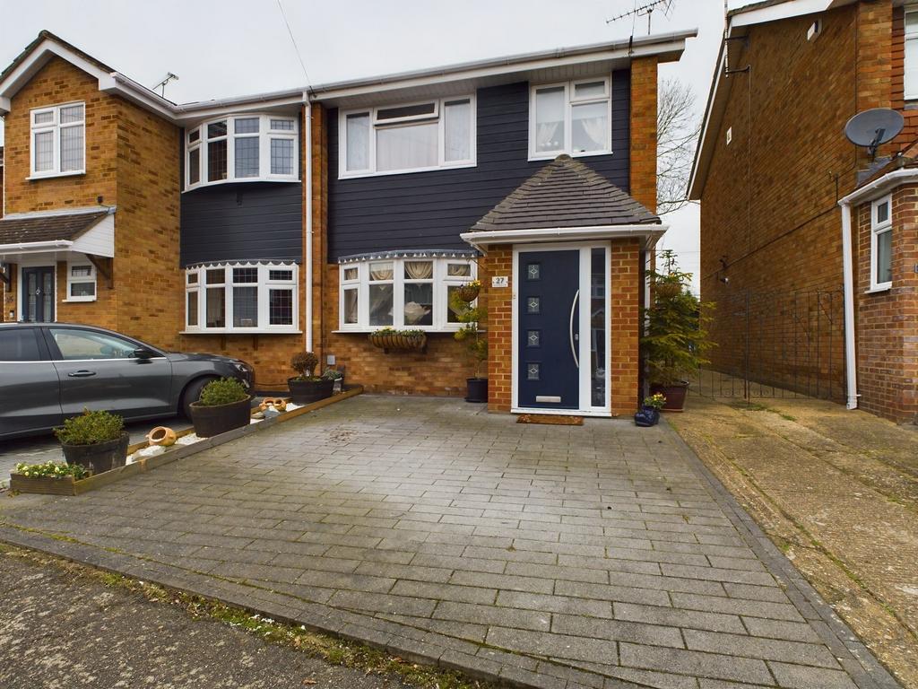 Northlands Close, Stanford-Le-Hope, SS17 3 bed semi-detached house - £ ...