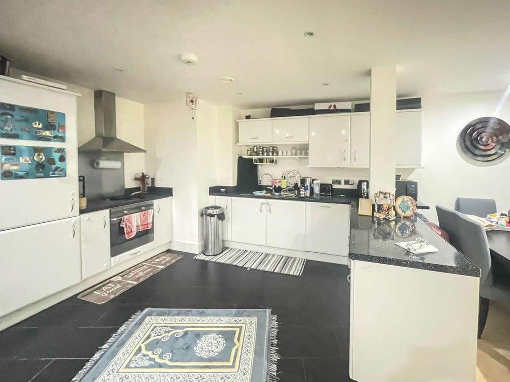 Pinner Road, Harrow on the Hill... 2 bed flat - £2,450 pcm (£565 pw)