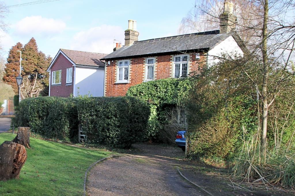Mayford 4 bed detached house - £3,000 pcm (£692 pw)