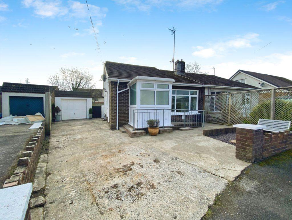 Heol Croesty, Pencoed, CF35 5LS 2 bed bungalow - £995 pcm (£230 pw)