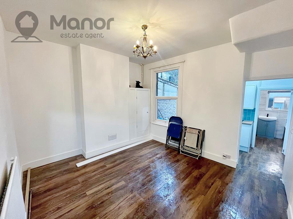 Henley Road, Ilford, IG1 2TP 4 bed terraced house - £2,600 pcm (£600 pw)