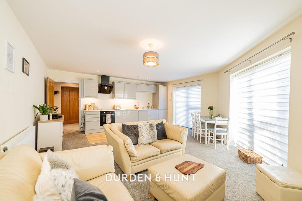 Balgores Lane, Gidea Park, RM2 1 bed apartment for sale - £280,000