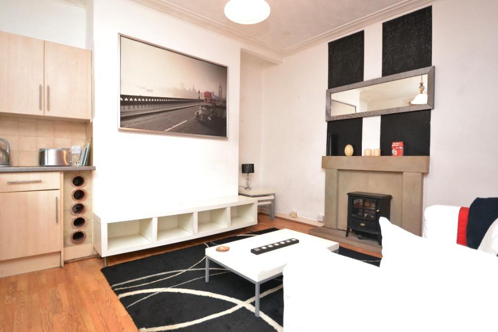 Bangor Place, Leeds LS12 2 bed terraced house - £700 pcm (£162 pw)