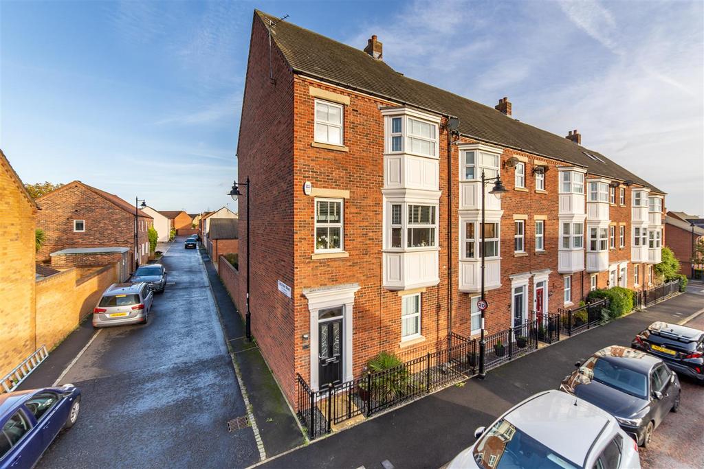Sharperton Drive, Great Park... 4 bed townhouse - £275,000