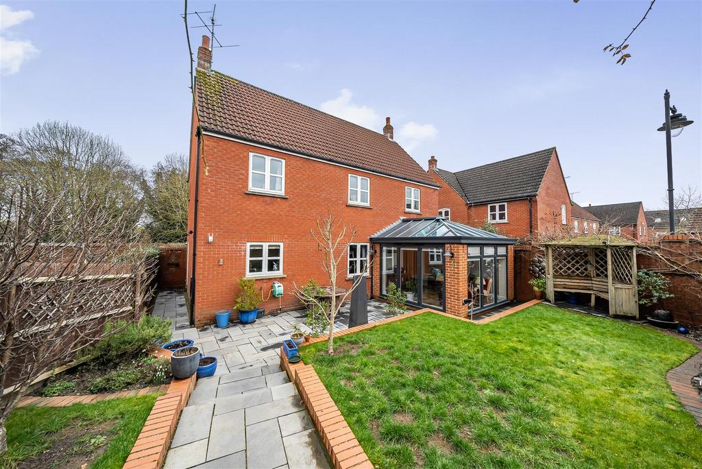 Teasel Close, Devizes 4 bed detached house - £485,000