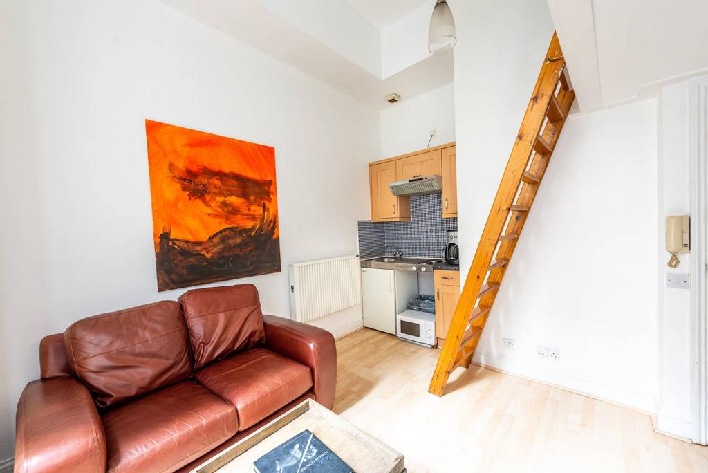 Collingham Place, South Kensington... Studio to rent - £1,799 pcm (£415 pw)
