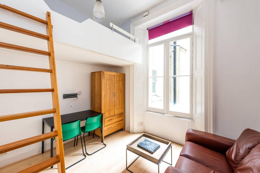 Collingham Place, South Kensington... Studio - £1,755 pcm (£405 pw)