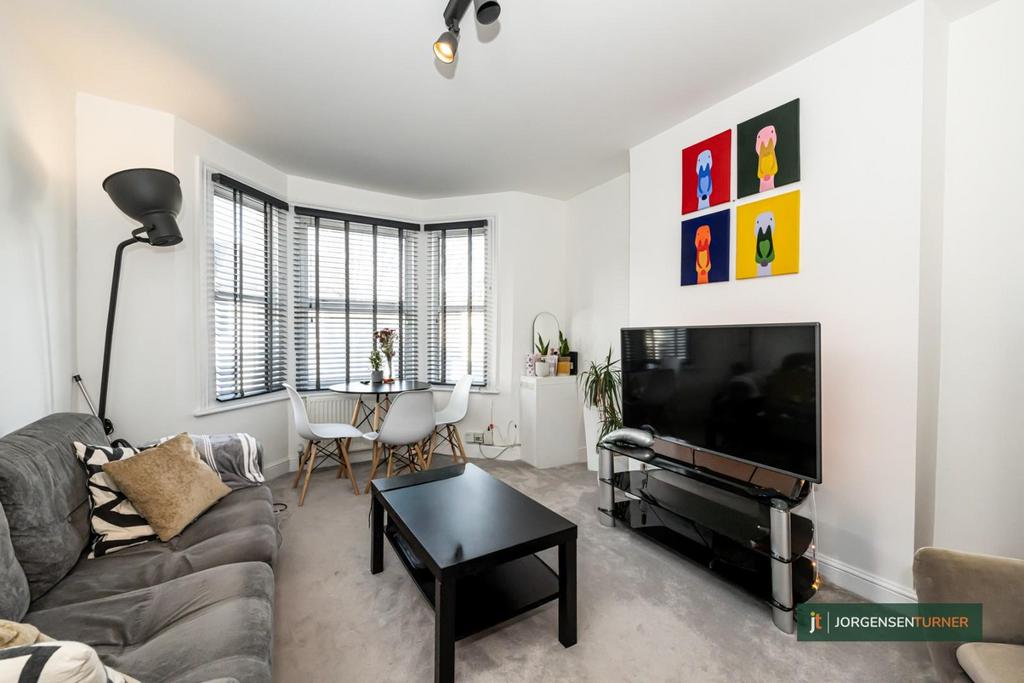 Tunis Road, Shepherds Bush, W12 3 bed flat - £2,550 pcm (£588 pw)