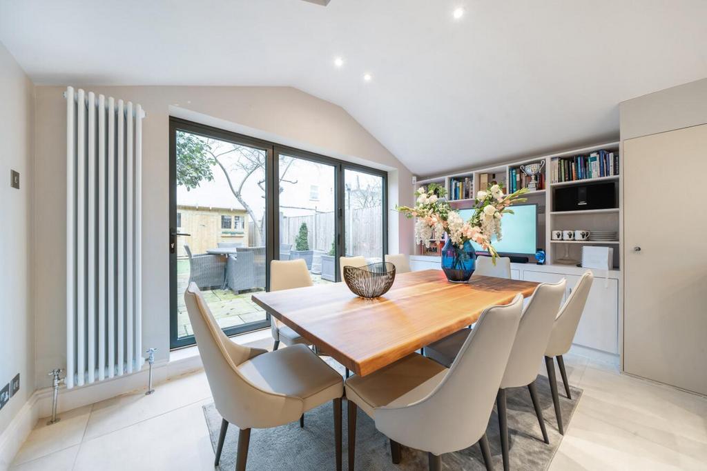 Latchmere Road, Battersea, London, SW11 2 bed terraced house - £900,000