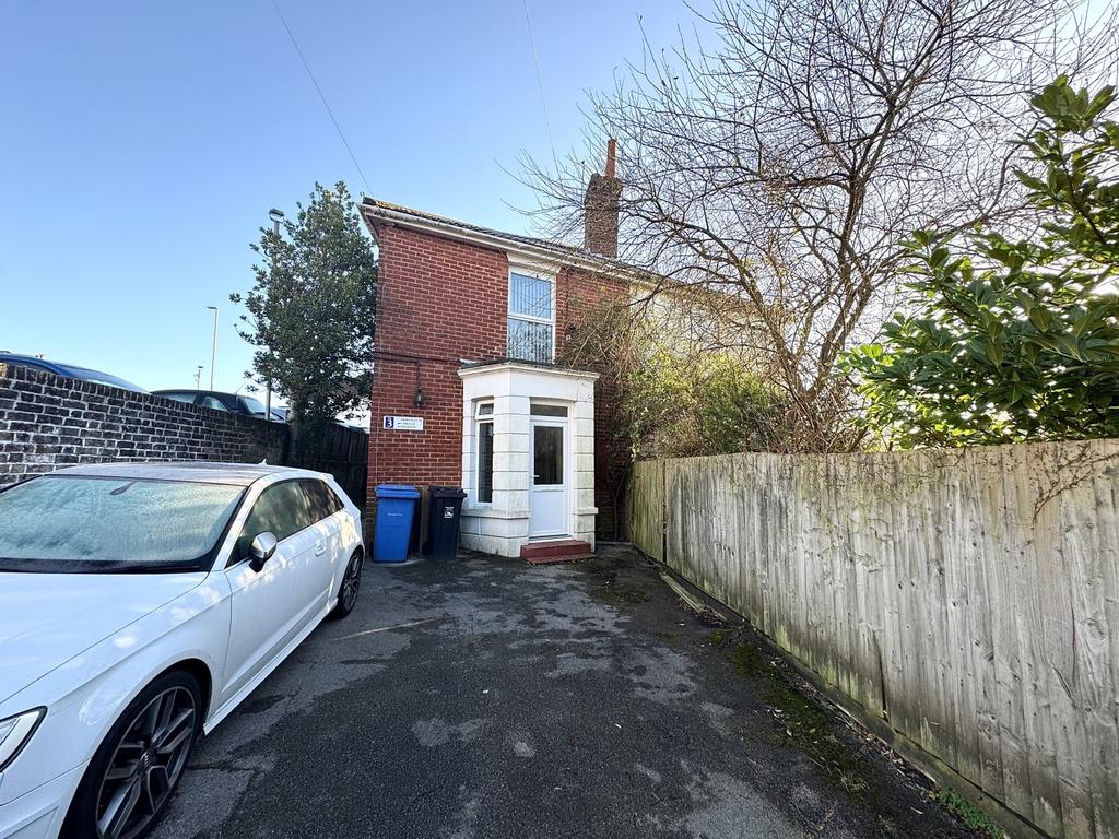 Northlodge Road, Poole, Dorset, BH14 Studio - £700 pcm (£162 pw)
