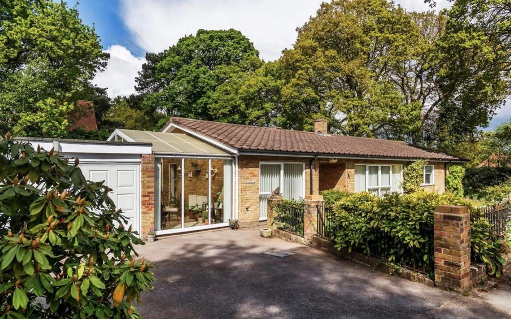 Hare Hill Close, GU22 8UH 4 bed bungalow - £2,950 pcm (£681 pw)