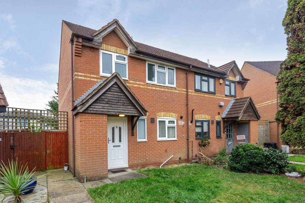 Lowdell Close, Yiewsley, West Drayton 3 bed semi-detached house - £500,000