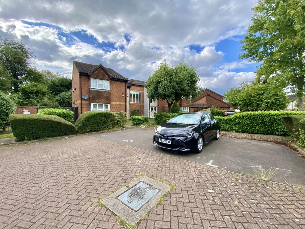 Abbotswood Way, Hayes, Middlesex, UB3... 1 bed flat - £1,300 pcm (£300 pw)