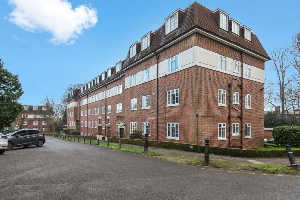 Herga Court, Harrow On The Hill, HA1 3 bed apartment - £2,400 pcm (£554 pw)