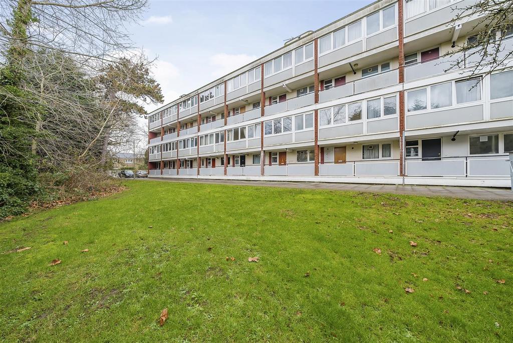 Alton Road, Roehampton SW15 4 bed flat - £2,450 pcm (£565 pw)