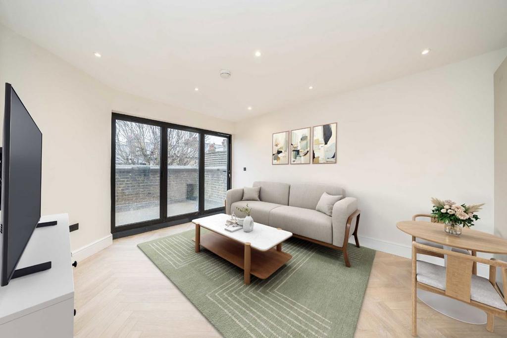 Latchmere Road, London SW11 3 bed flat for sale - £775,000
