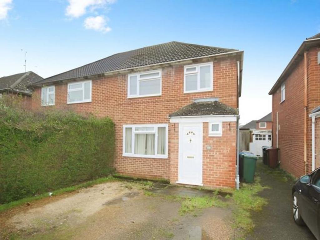 Lock Crescent, Kidlington, OX5 3 bed semi-detached house for sale - £ ...