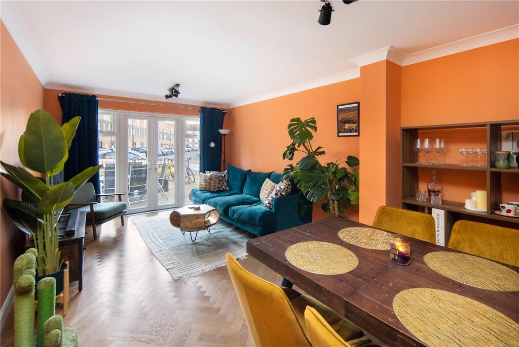 Leabank Square, Hackney, London, E9 2 bed flat for sale - £450,000