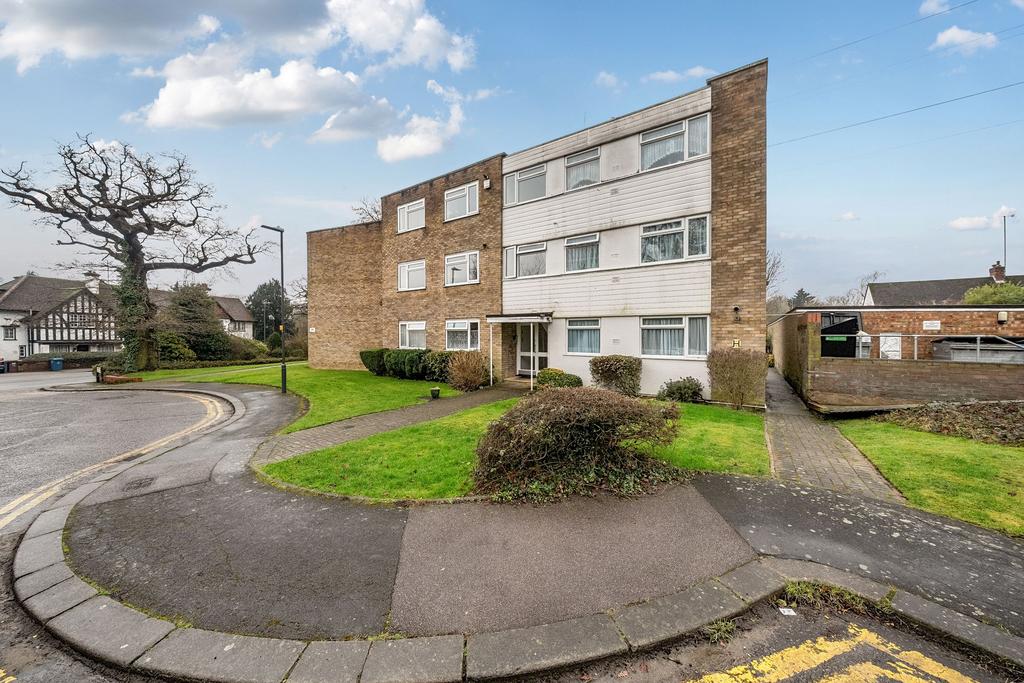 Pinner HA5 1 bed flat - £299,999