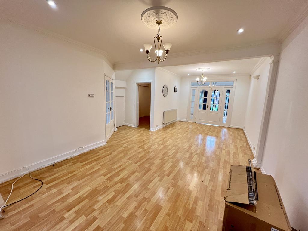 Crosslands Avenue, Southall, UB2 5 bed semi-detached house - £3,200 pcm ...
